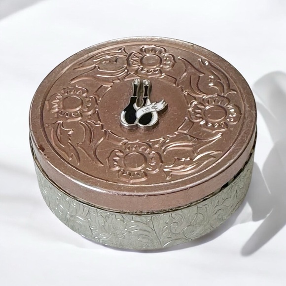 Vintage | Storage & Organization | Vintage Trinket Box Round Floral ...